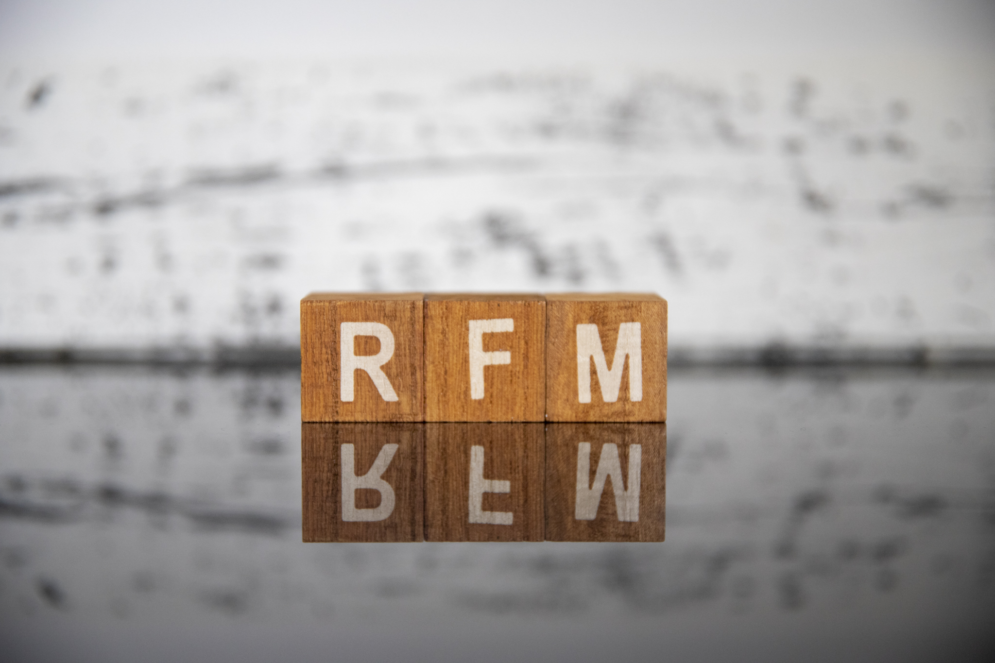 RFM分析の目的と顧客分類のメリットをわかりやすく解説 | Marketing Compass | プロの実践知で、迷えるビジネスパーソンに ...